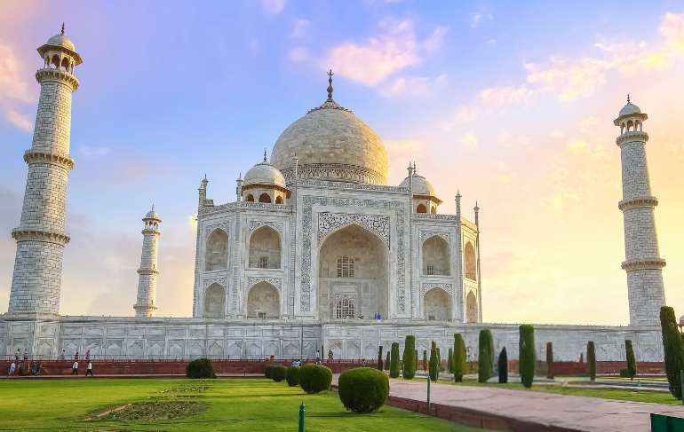 10 Must-See Attractions on Your Taj Mahal Tour || New India Vacations